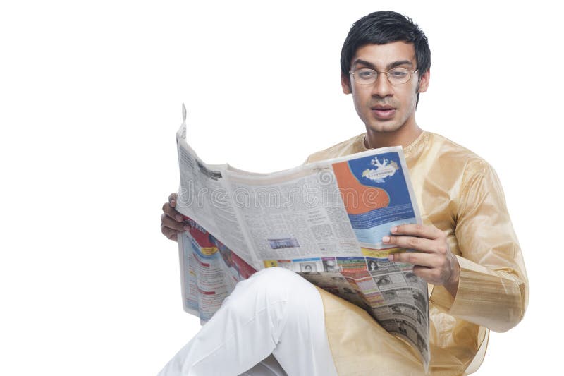 Uomo Del Bengalese Che Legge Un Giornale Fotografia Stock Immagine Di Lettura Piedini 36256256