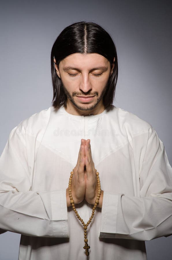 Uomo Del Sacerdote in Religioso Fotografia Stock - Immagine di preghi ...