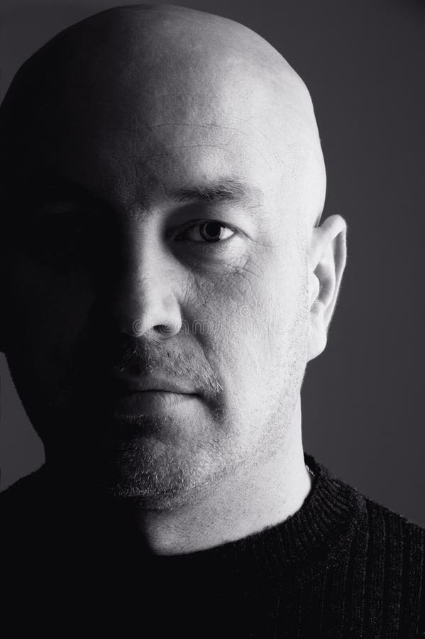 Uomo calvo. fotografia stock. Immagine di adulto, spalle - 2431208