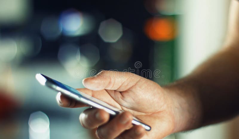 Uomo Di Affari Che Utilizza Telefono Cellulare Nell'ufficio Immagine ...