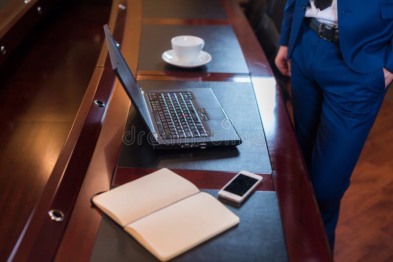 Uomo Di Affari in Ufficio Con Il Computer Portatile Immagine Stock ...
