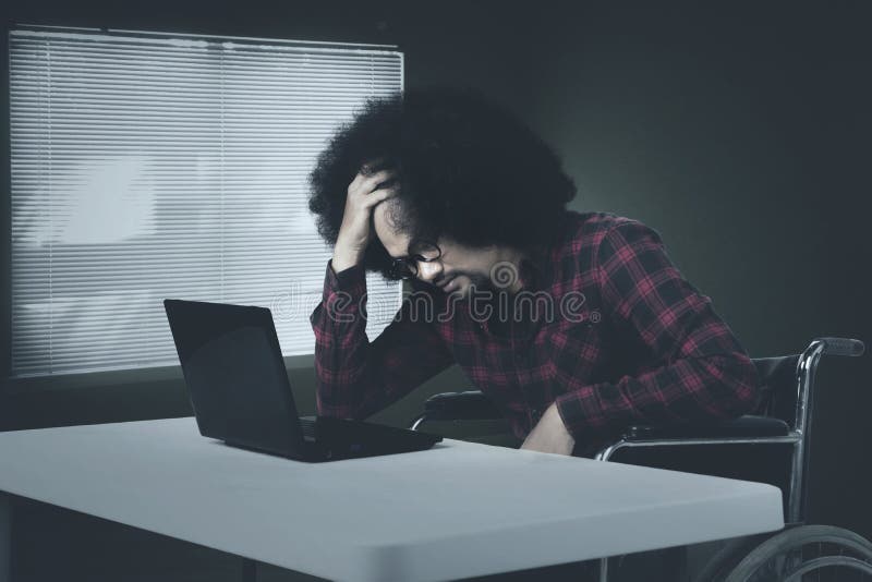 Uomo Disperato Che Lavora Con Il Computer Portatile Immagine Stock ...