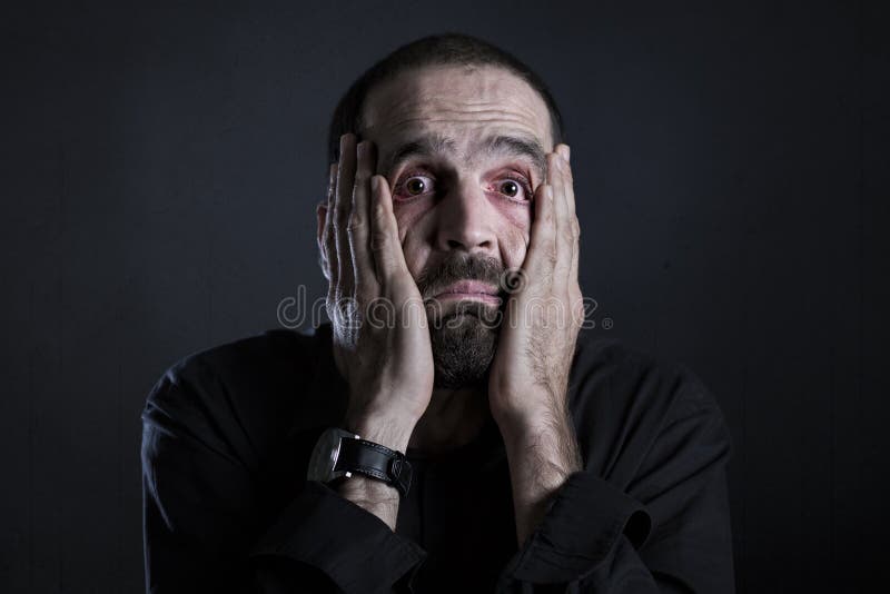 Uomo Disperato Che Sembra Esaurito E Stanco Fotografia Stock - Immagine ...