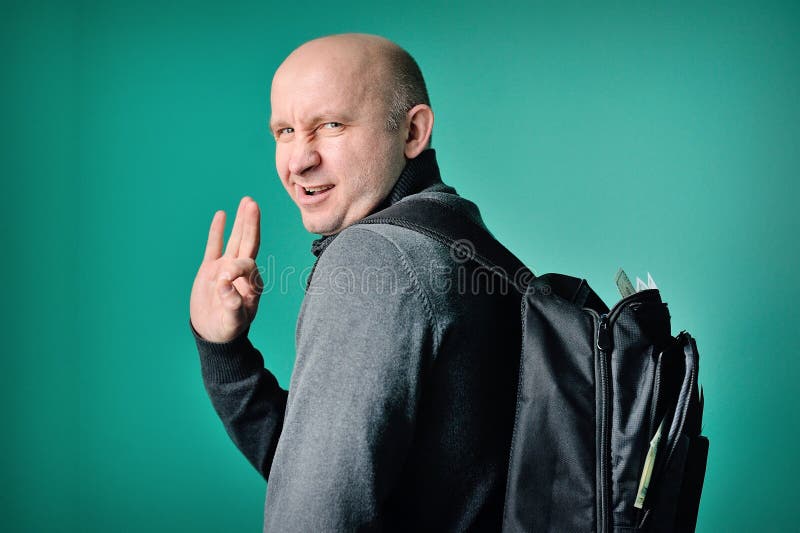 Uomo Fastidioso Con Uno Zaino Fotografia Stock - Immagine di difettoso ...