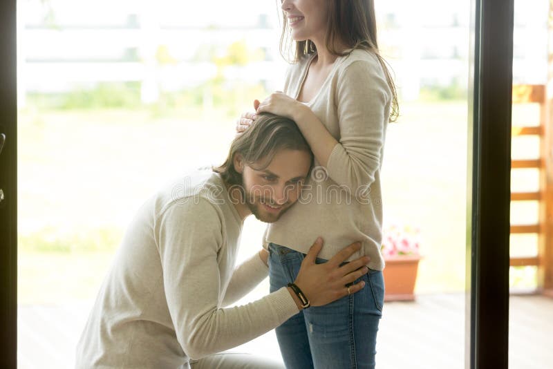 Uomo Felice Che Mette Orecchio Alla Pancia Incinta Della Moglie a Casa ... Uomo Felice Che Mette Orecchio Alla Pancia Incinta Della Moglie a Casa ...