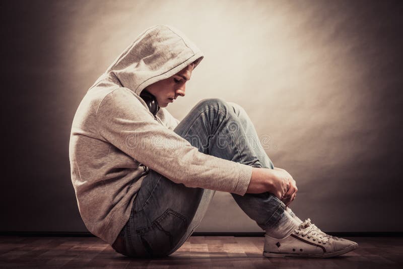 Uomo Incappucciato Con Le Grandi Cuffie Sul Collo Immagine Stock ...