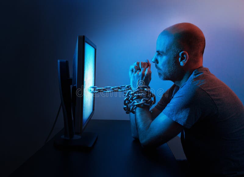 Adolescente Incatenato Al Suo Computer Fotografia Stock - Immagine di ...