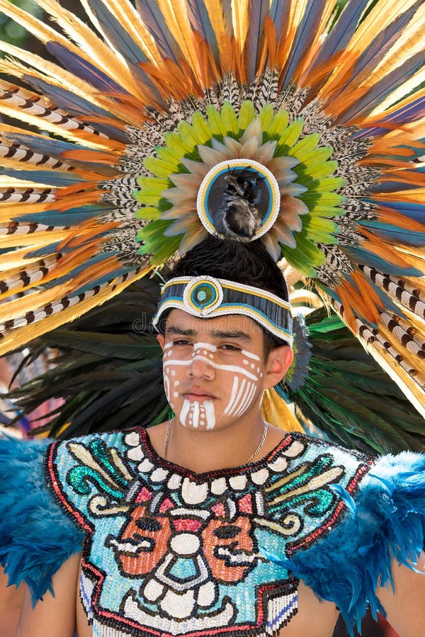 Uomo Indigeno Messicano Con Il Fronte Dipinto Immagine Editoriale ...