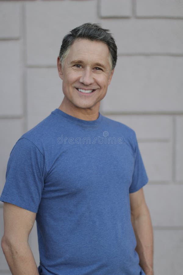Uomo Maturo Magro Che Sorride Fuori Immagine Stock - Immagine di maturo ...
