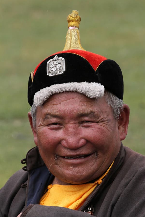 Uomo Mongolo Sorridente Con Un Cappello Tradizionale Fotografia ...