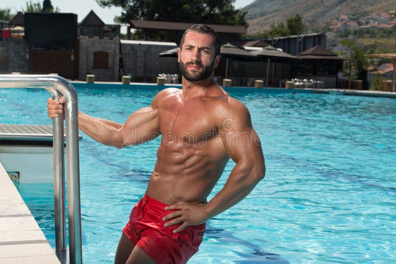 Uomo Muscolare Che Riposa Nella Piscina Fotografia Stock - Immagine di ... Uomo Muscolare Che Riposa Nella Piscina Fotografia Stock - Immagine di ...