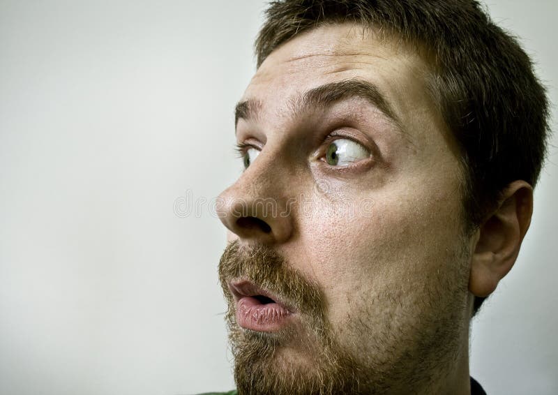 Uomo Spaventato E Sorpreso Dall'aspetto Inquietante Immagine Stock ...