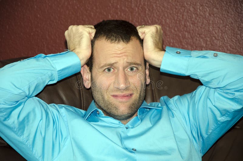 Uomo Sottolineato Che Estrae I Suoi Capelli Immagine Stock - Immagine ...