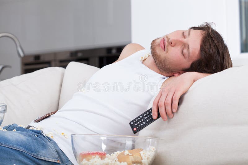 Uomo Stanco Che Dorme Sullo Strato Immagine Stock - Immagine di ...