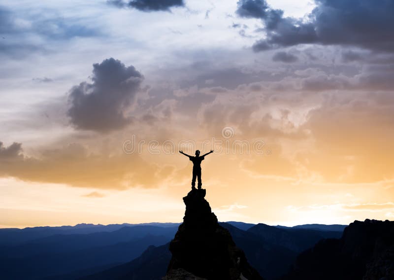 Uomo Sulla Cima Di Una Roccia Immagine Stock - Immagine di libertà ...
