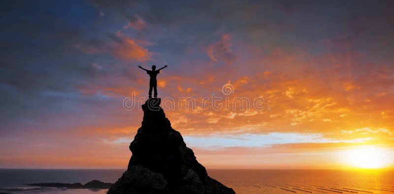 Uomo Sulla Cima Di Una Roccia Fotografia Stock - Immagine di ascensione ...