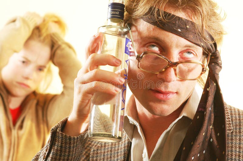 Uomo ubriaco fotografia stock. Immagine di scosso, legame - 5960012