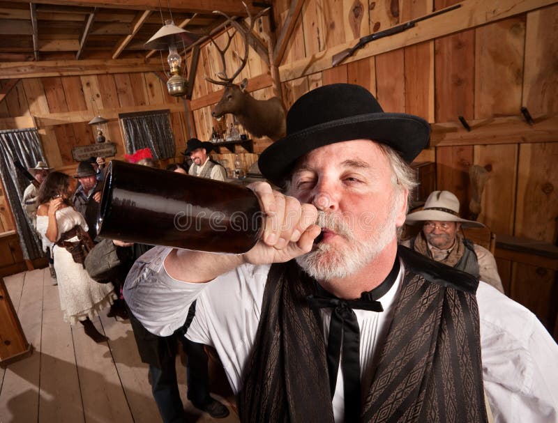 Uomo ubriaco in un bar immagine stock. Immagine di birra - 25012013