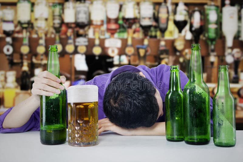 Uomo ubriaco con birra fotografia stock. Immagine di filippino - 37668666