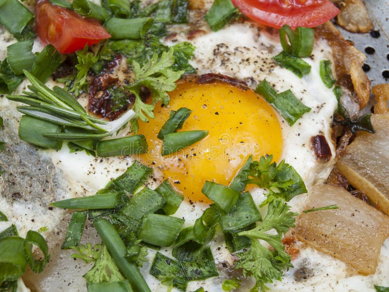 Uova Fritte Con Un Tuorlo Grezzo Immagine Stock - Immagine di cipolle ...