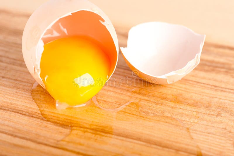 Uovo rotto immagine stock. Immagine di cucina, marrone - 17113271
