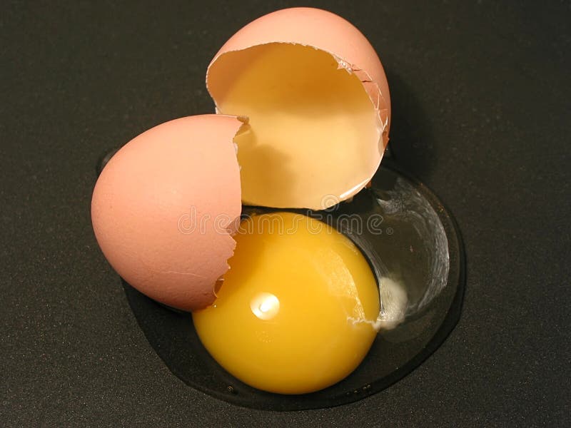 Uovo Rotto Su Sfondo Bianco Immagine Stock - Immagine di isolato ...