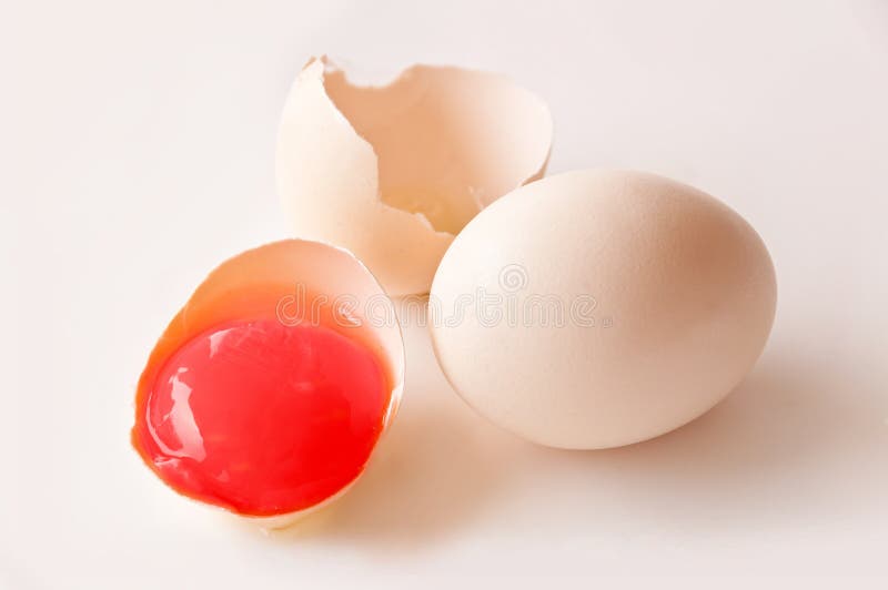 Uovo Rotto Con Tuorlo Rosso Fotografia Stock - Immagine di modificato ...