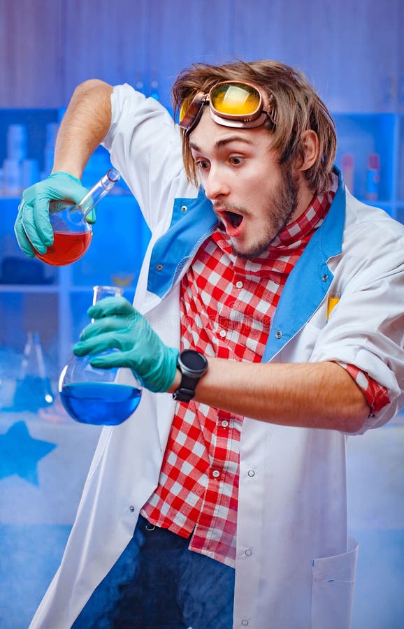 Forskare Med Flaskor I Labb Arkivfoto - Bild av upptäckt, galet: 111060724