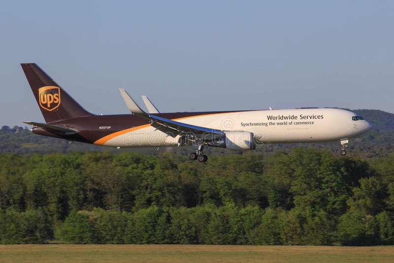 UPS-LKW auf Autobahn redaktionelles bild. Bild von logistik - 123334985