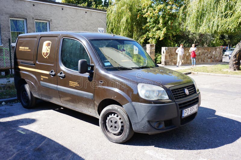 UPS-auto redactionele afbeelding. Image of polen, helder - 35874190