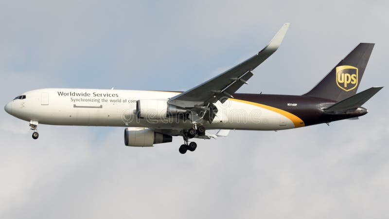 UPS B767-300F fotografia editorial. Imagem de cargueiro - 93218467