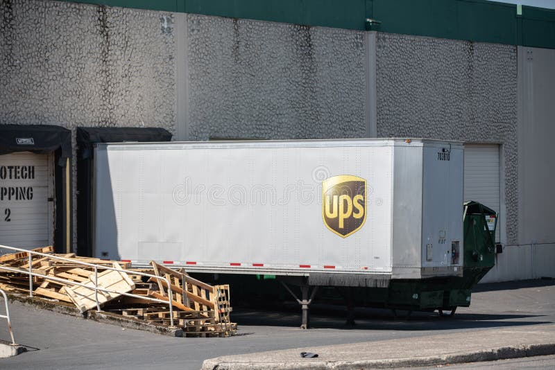UPS-LKW-Behälter am Dock redaktionelles bild. Bild von oregon - 127770425