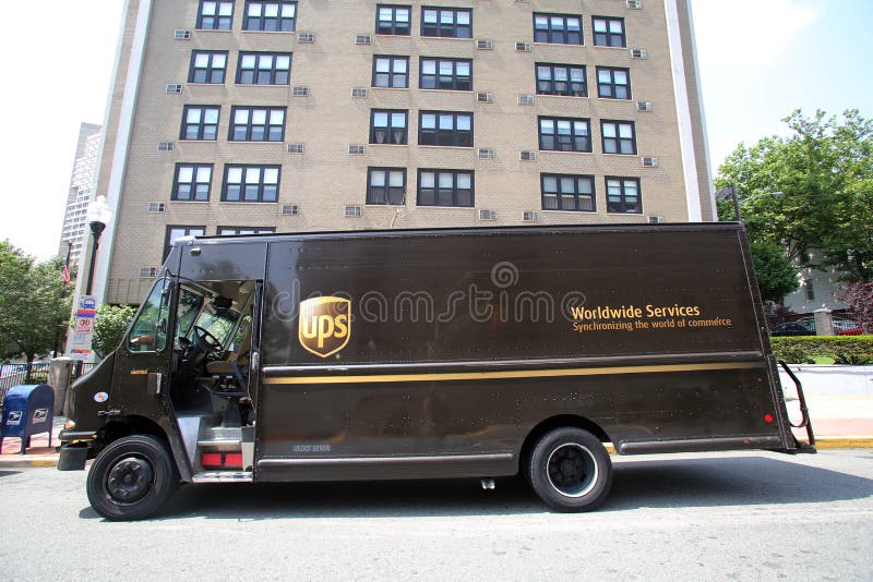 UPS-LKW auf Autobahn redaktionelles bild. Bild von logistik - 123334985