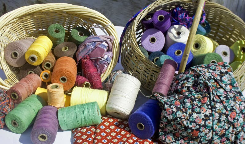 Urdidura Colorida E Stips Dos Materiais Na Cesta Para Tapetes De ...