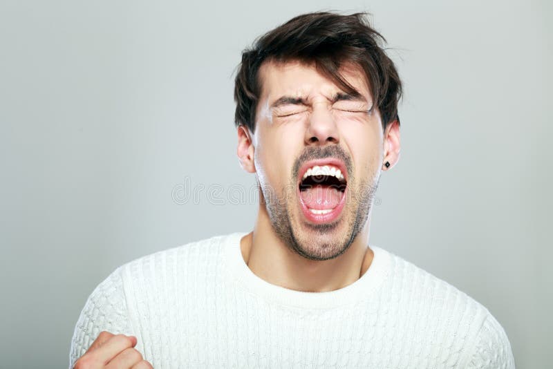 Urlo pazzo dell'uomo immagine stock. Immagine di uomo - 86672289