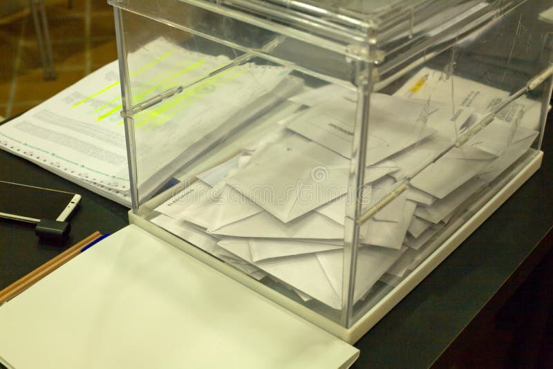 Urne En Rouge, Blanc, Et Le Bleu Avec Le Vote Chutant Dedans Photo ...