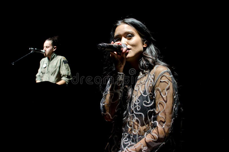 US the Duo editorial photo. Image of audience, guitarist - 72929861