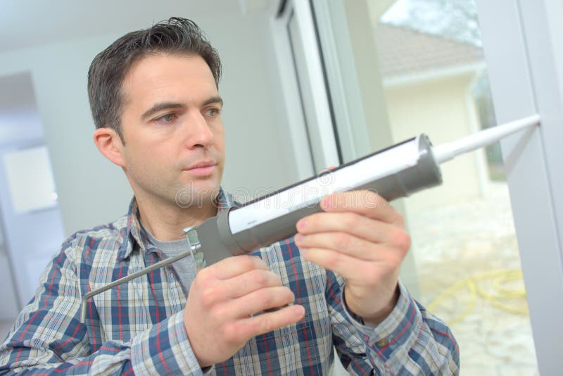 Usando a Calafetagem Em Torno Da Nova Janela Foto de Stock - Imagem de ...