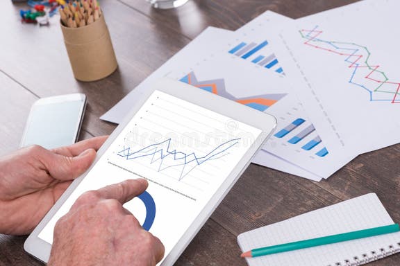 Usando la tablilla digital foto de archivo. Imagen de internet - 61720194