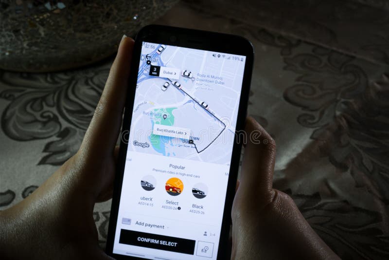 Usando O App De Uber Em Um Smartphone - Mapas E Transporte Da Cidade ...