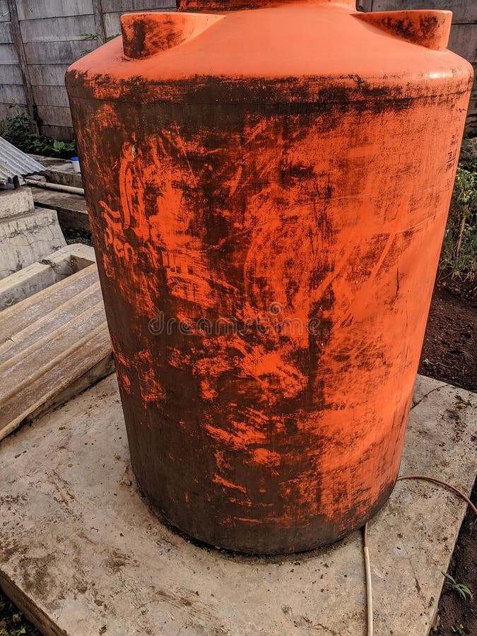 Used Water Tank Filled with Dirt 库存图片 - 图片 包括有 艺术, 尘土: 222780257