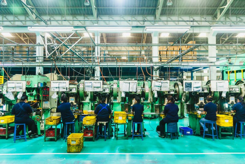 Usine avec des machines photo éditorial. Image du industriel - 72933656