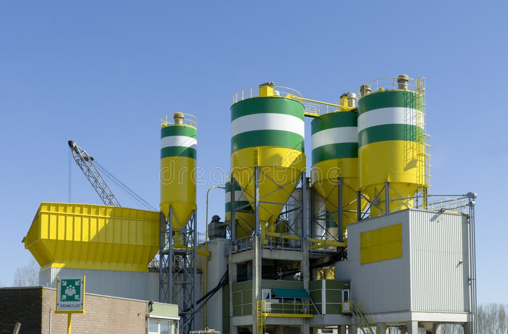 Usine de ciment photo stock. Image du concret, matériel - 33896886