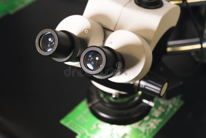 Usine De Production De Micropuce. Assemblage Du Panneau D'impression. Travailler Avec Un ...