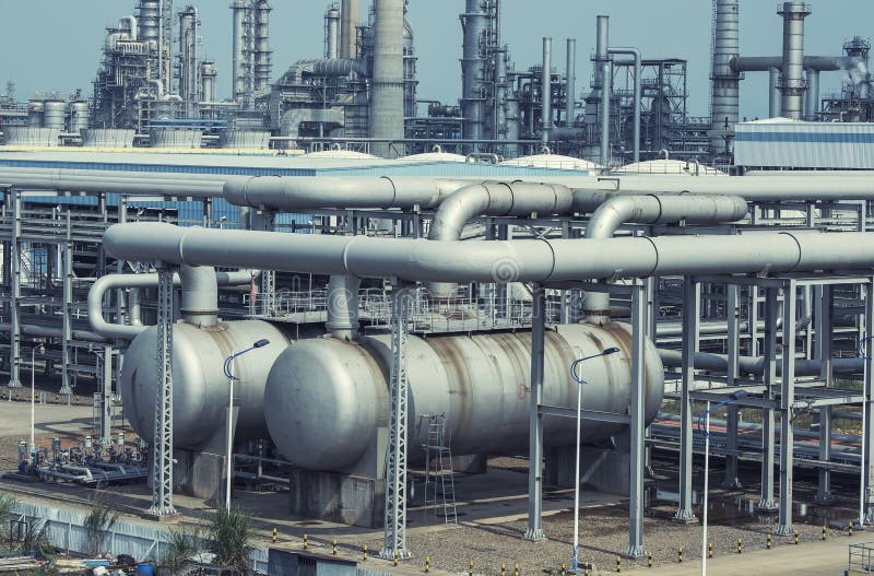 Usine De Traitement De Gaz. Paysage Avec L'industrie Du Gaz Image stock ...