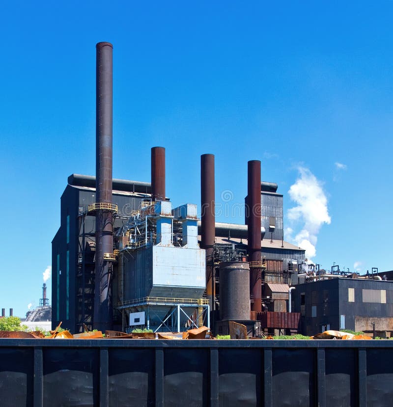 Usine en acier image stock. Image du four, cheminées - 25882077