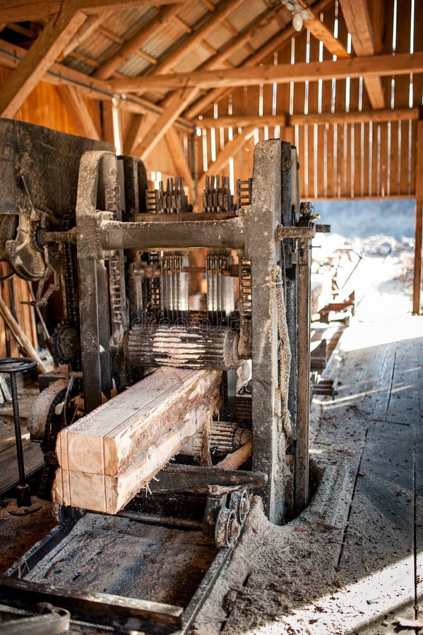 Usine En Bois Industrielle - Rondins De Coupe Photo stock - Image du ...