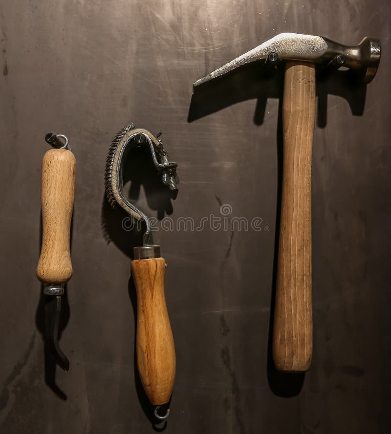 Ensemble D'outils Pour Le Cordonnier Sur Le Fond En Bois Blanc Copiez L ...