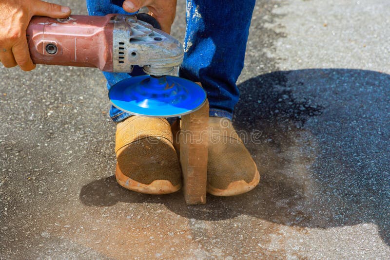 Using a Circular Diamond Disc Saw To Master Grind Paving Bricks Stones ...