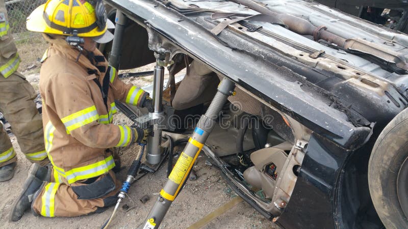 Using hydraulic tools editorial photo. Image of firefighter - 131203131